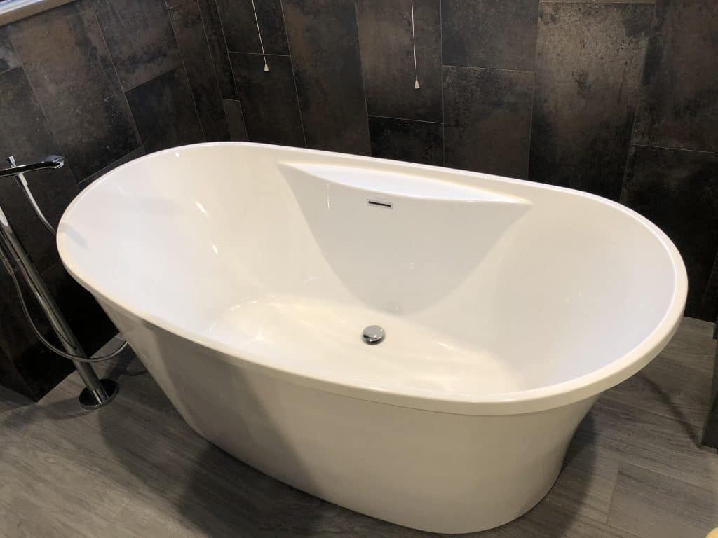 Pros & Cons of a Freestanding vs. Built-In Tub | Envy Home Services